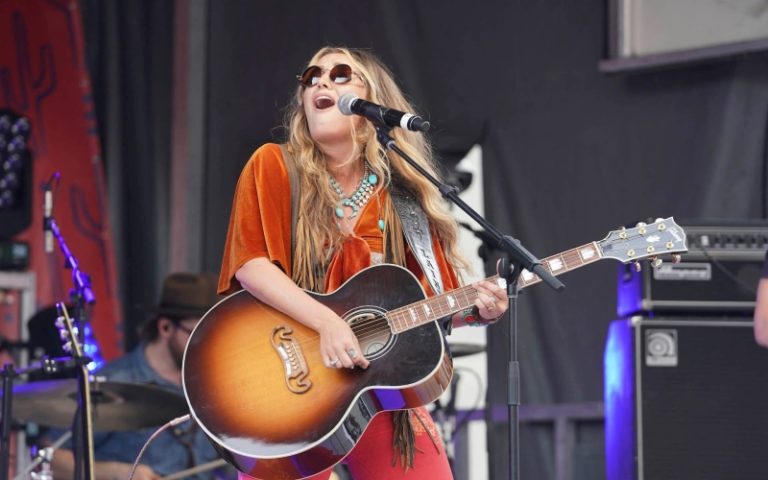Contemporary Pop Music: A Reflection of American Culture – Entmt Media